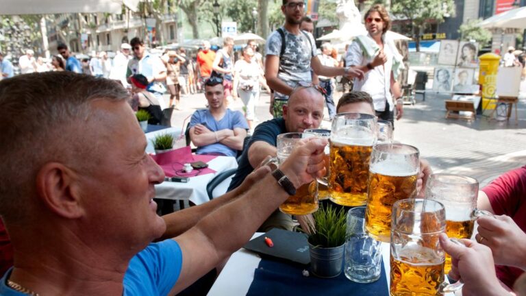 El menor consumo en bares estanca las ventas de cerveza en España en ...